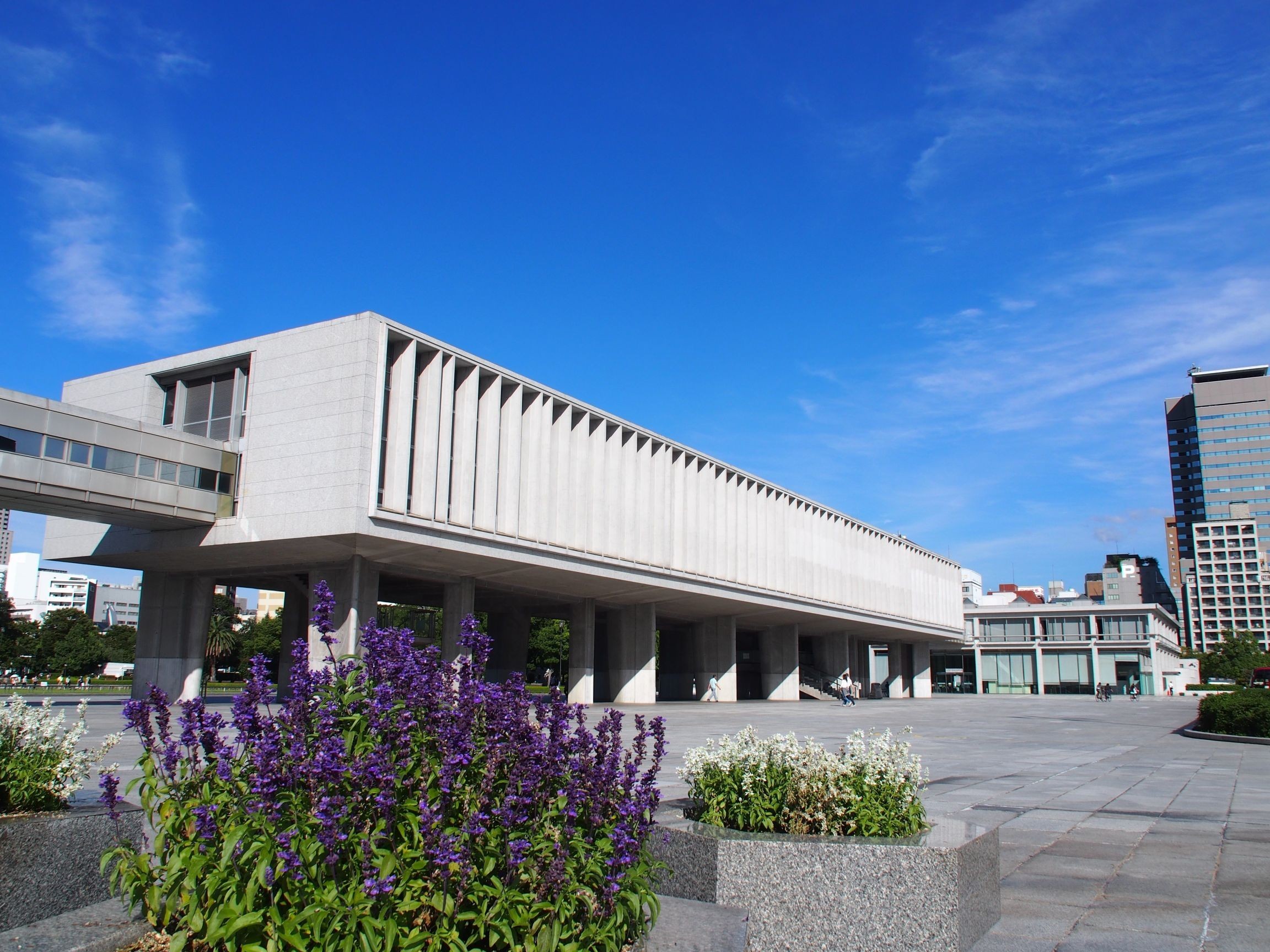 Hiroshima Peace Memorial Museum The Official Guide To Hiroshima